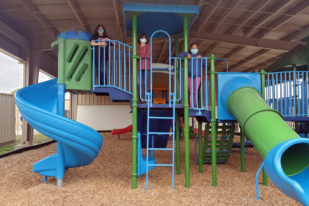 La Primaria Bowie reabre su patio de juegos.