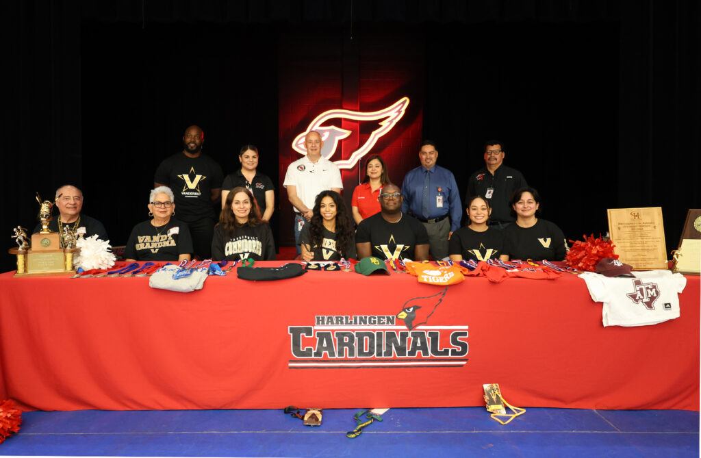 Deportista de HHS firma con la Universidad Vanderbilt.
